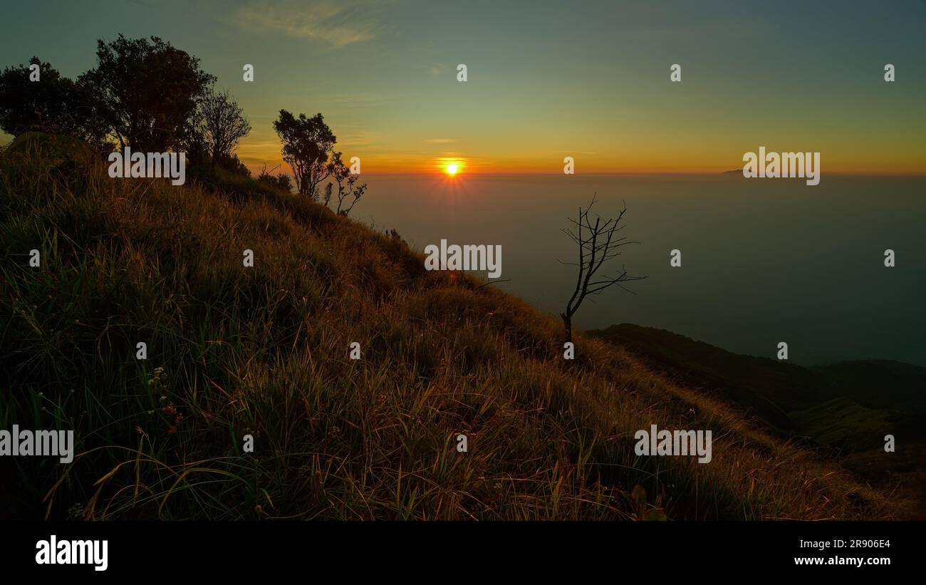 4k sunrise over mountain hi-res stock photography and images - Alamy