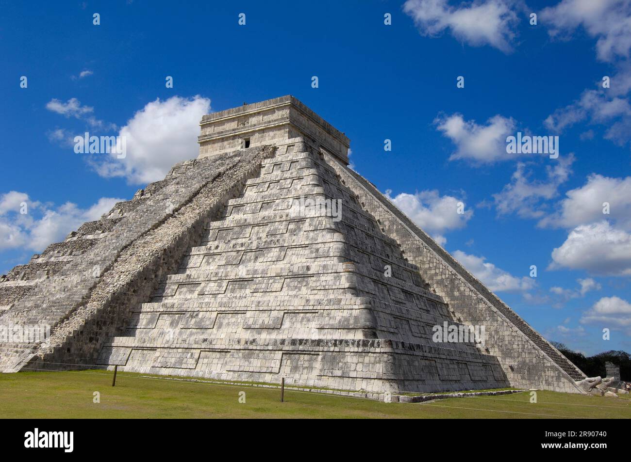 El Castillo, Pyramid of Kukulkan, Chichen Itza, Yucatan, Mexico Stock ...