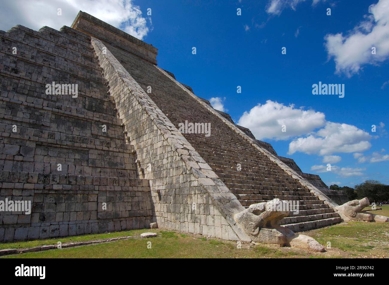 El Castillo, Pyramid of Kukulkan, Chichen Itza, Yucatan, Mexico Stock ...
