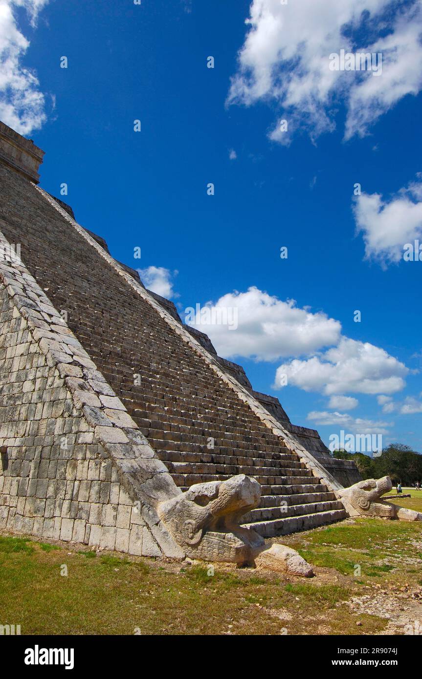 El Castillo, Pyramid of Kukulkan, Chichen Itza, Yucatan, Mexico Stock ...
