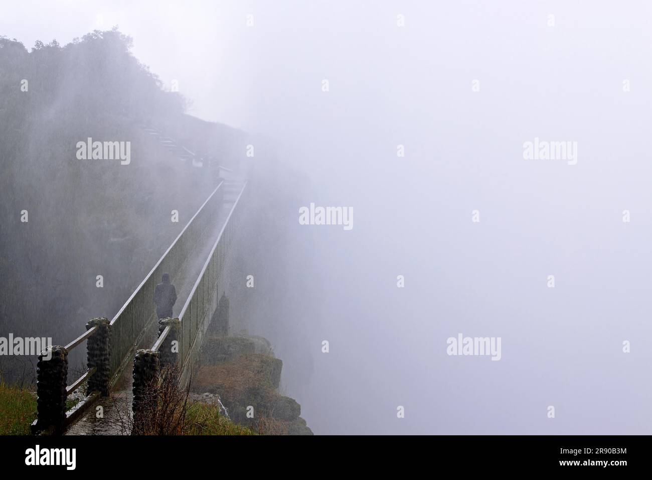 Knife edge bridge im Wassernebel an den Victoria-F Stock Photo - Alamy