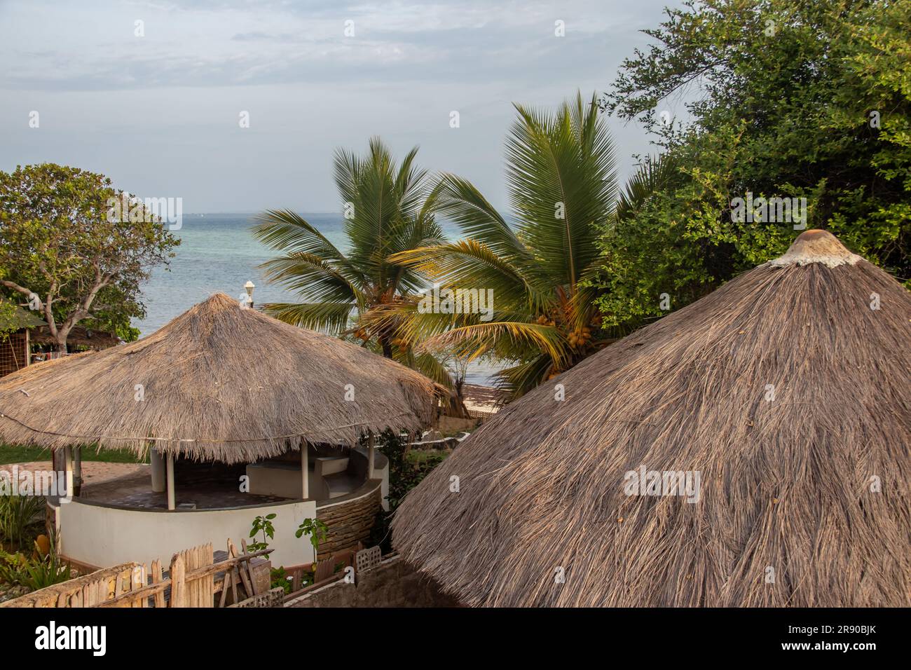 Tropical straw roof hut hi-res stock photography and images - Alamy