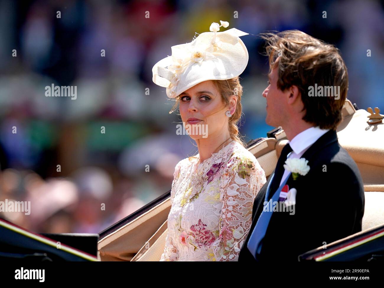 Princess Beatrice and Edoardo Mapelli Mozzi arrive by carriage during ...
