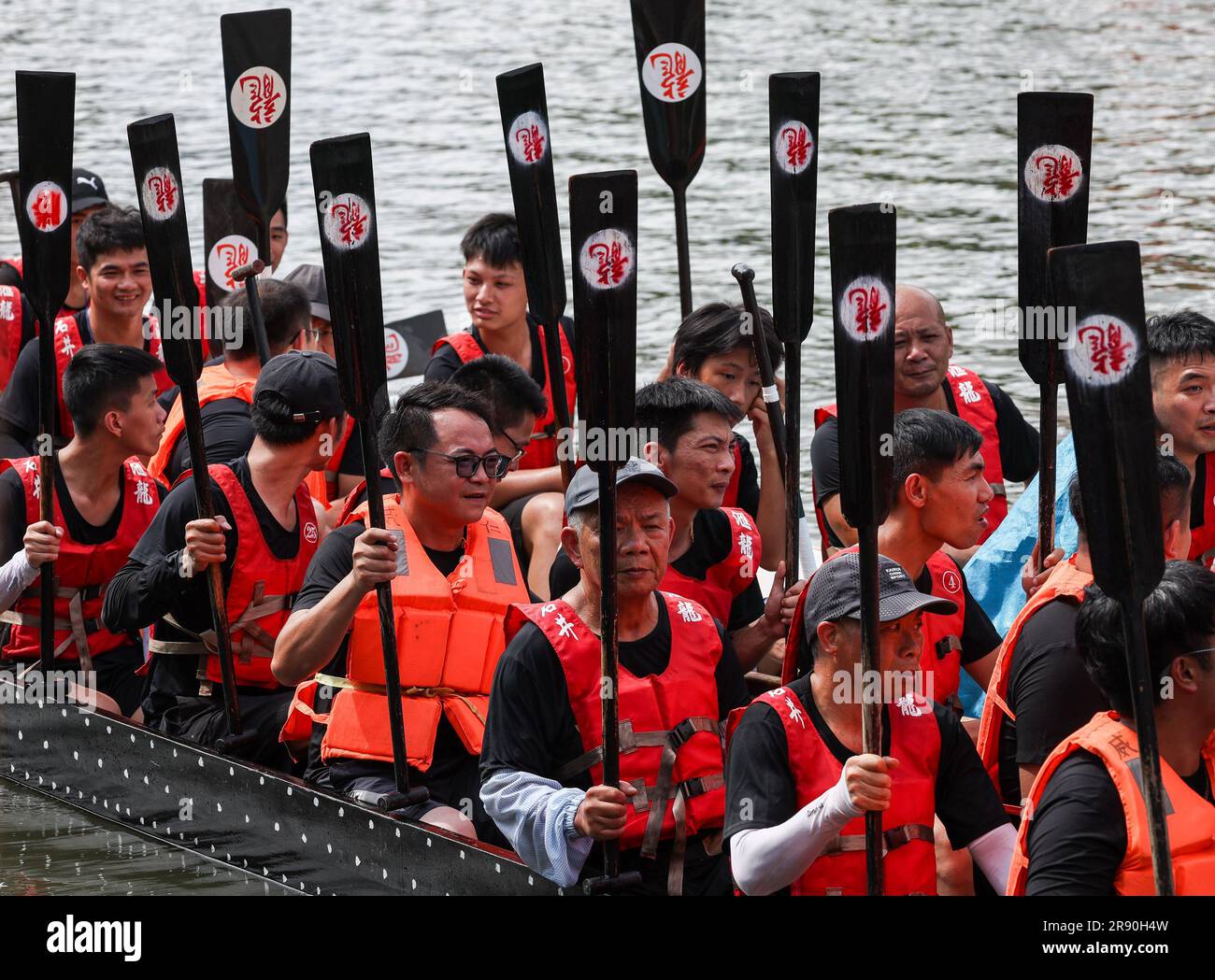 (230623) -- GUANGZHOU, June 23, 2023 (Xinhua) -- Oarsmen of a visiting ...