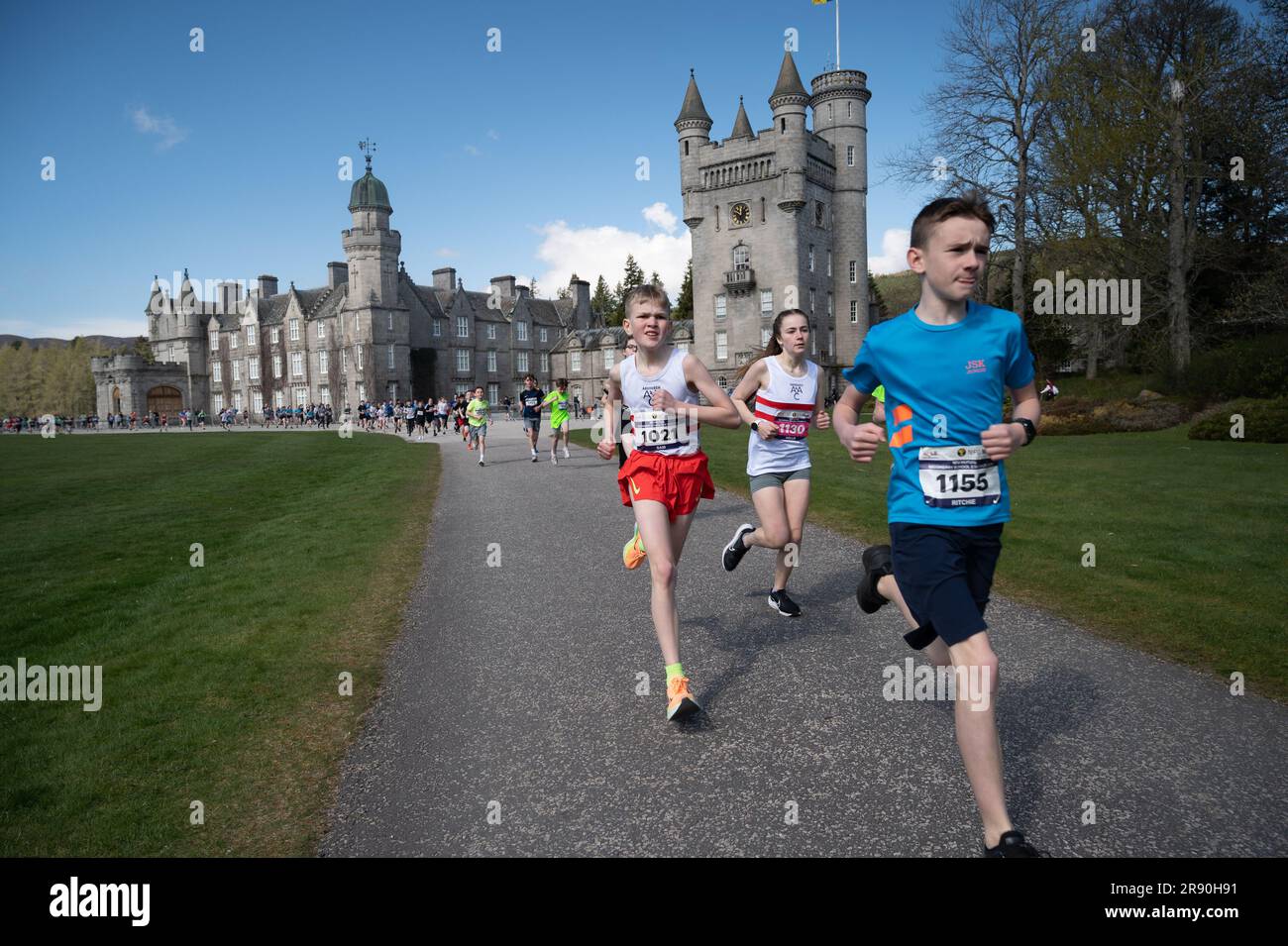 Children supporting runners hi-res stock photography and images - Alamy