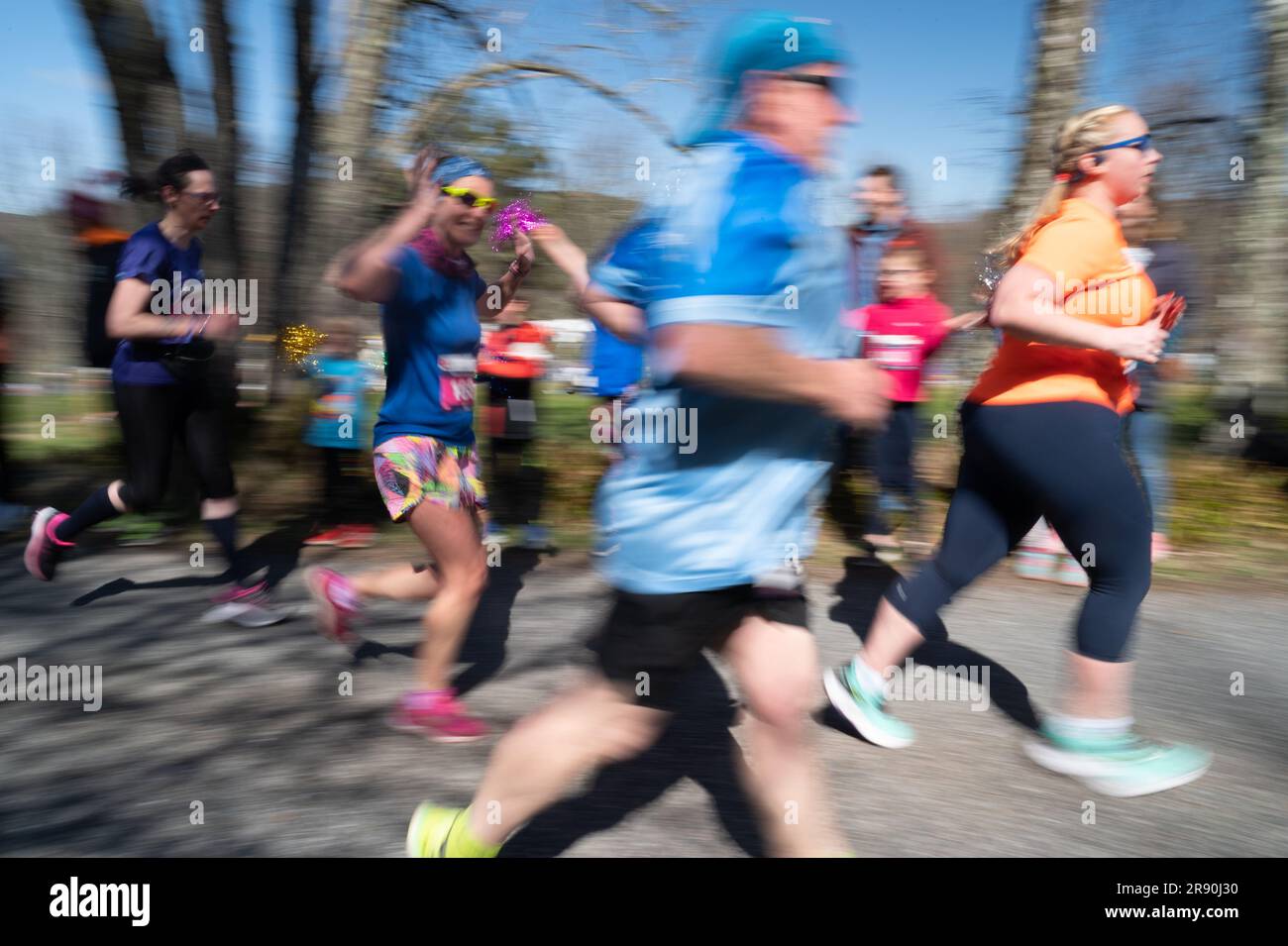 Children supporting runners hi-res stock photography and images - Alamy