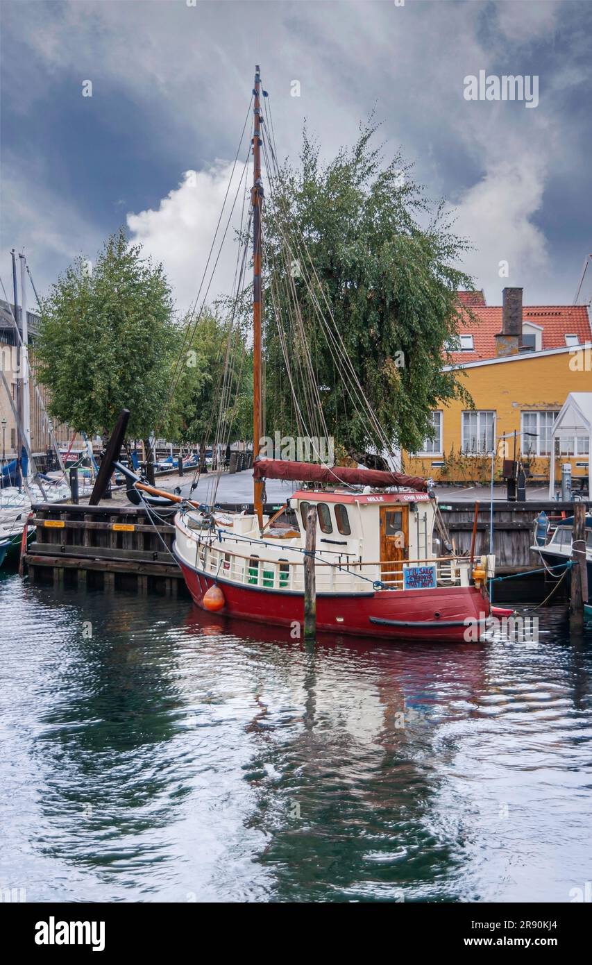 Smaller canal hi-res stock photography and images - Alamy