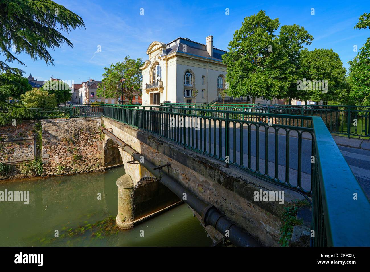 Bridge spanning the Grand Morin river in front ot the Italian-style ...