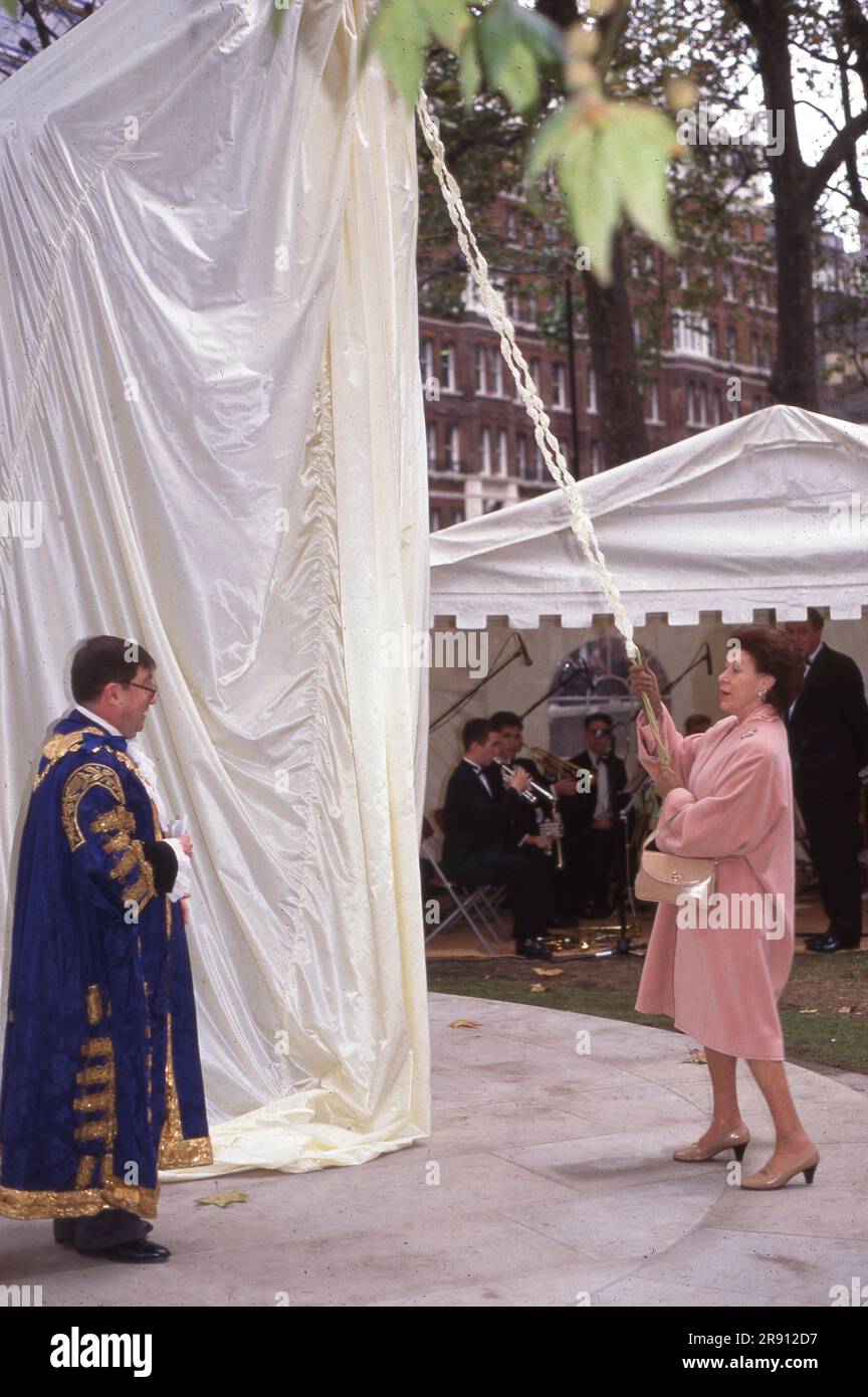 22 October 1995 Princess Margaret unveiling The Purcell Sculpture in ...
