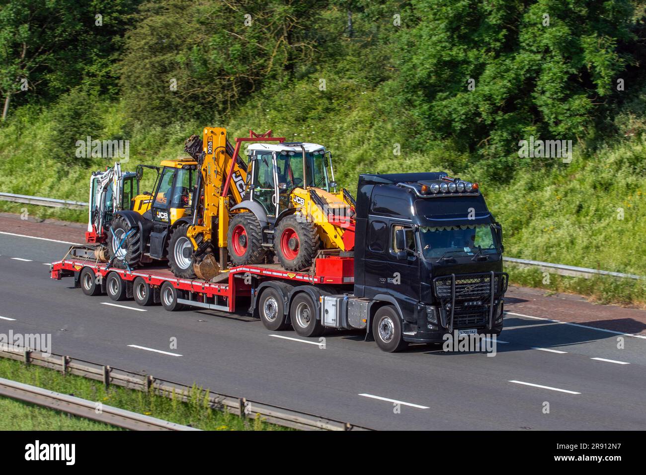 2009 Black Volvo FH carrying JCB 4CX Machine Bachoe Loader & Fast-Track ...