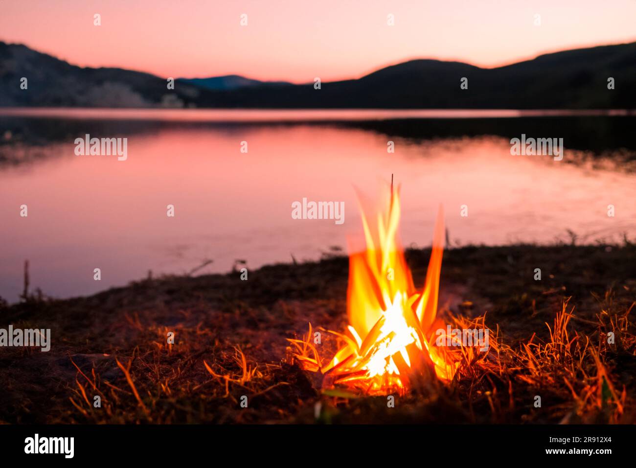 Campfire evening water beach sea hi-res stock photography and images ...