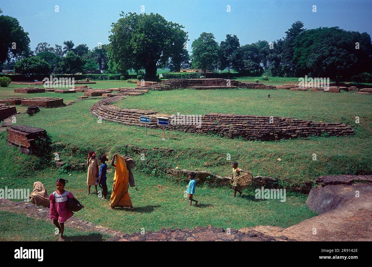RESTOS ARQUEOLOGICOS DE STUPA -. Location: EXTERIOR. SARNATH. India ...
