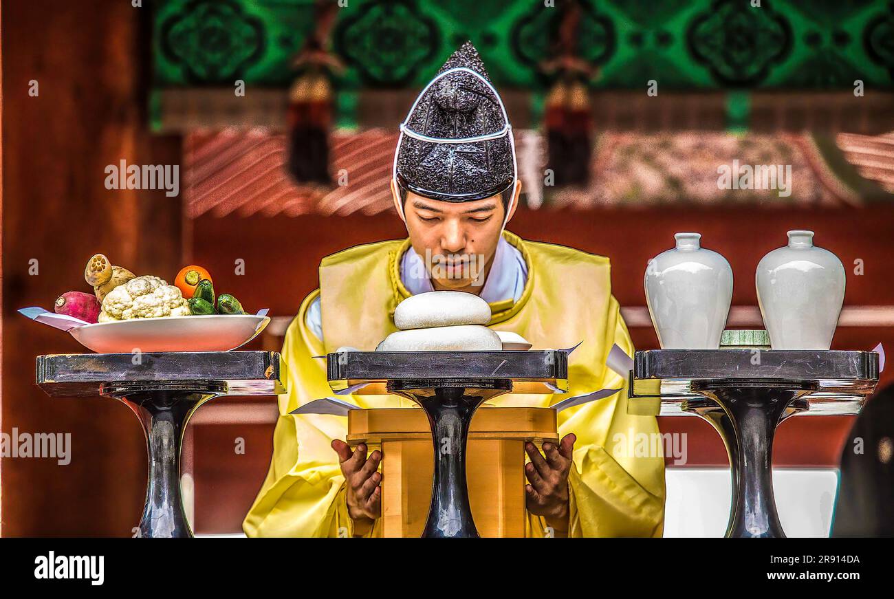 Traditional offering sake shinto hi-res stock photography and images ...