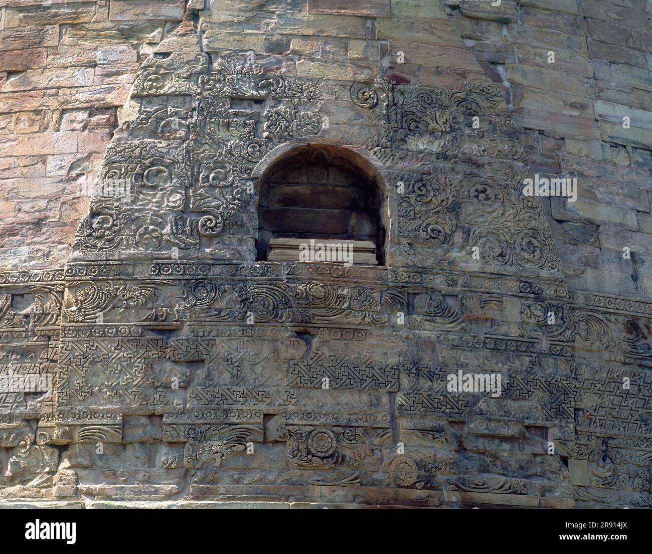 STUPA-DET DE NICHO CON RELIEVES-1794-PERIODO GUPTA-. Author: ASOKA o ...