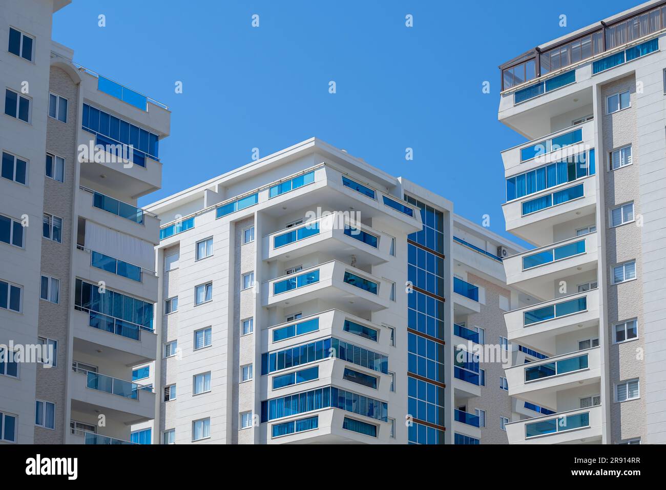 Tall apartment buildings hi-res stock photography and images - Alamy