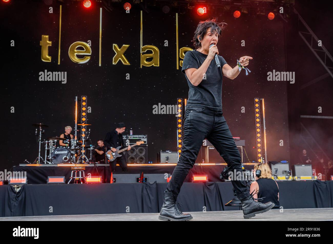 Glastonbury, UK. 23rd June, 2023. Texas and lead singer Sharleen ...