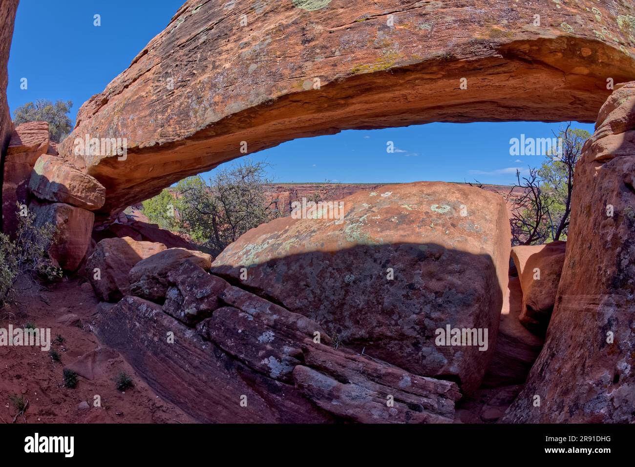A hidden natural arch near Sliding House Overlook on the south rim of ...