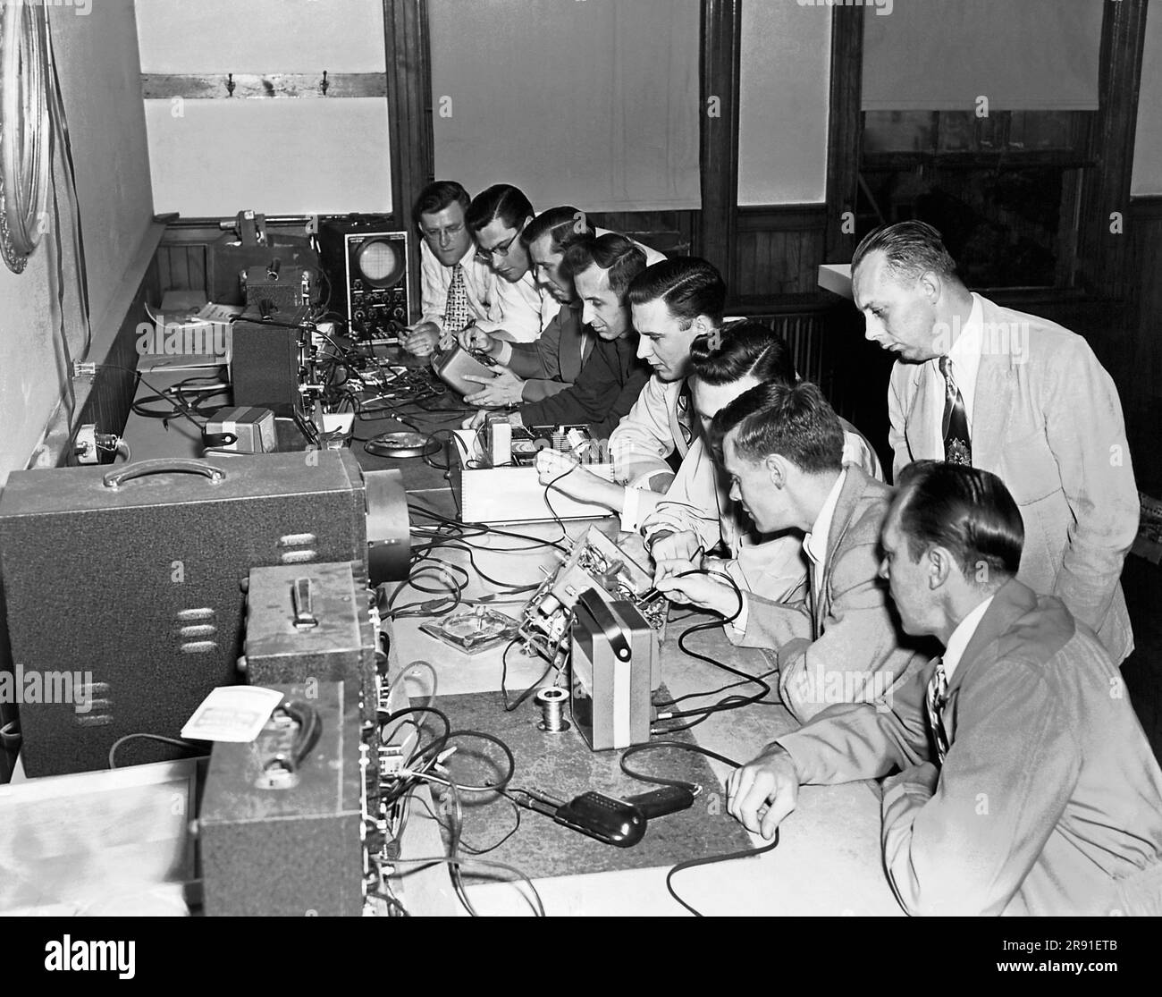 1950s men in electronics hi-res stock photography and images - Alamy