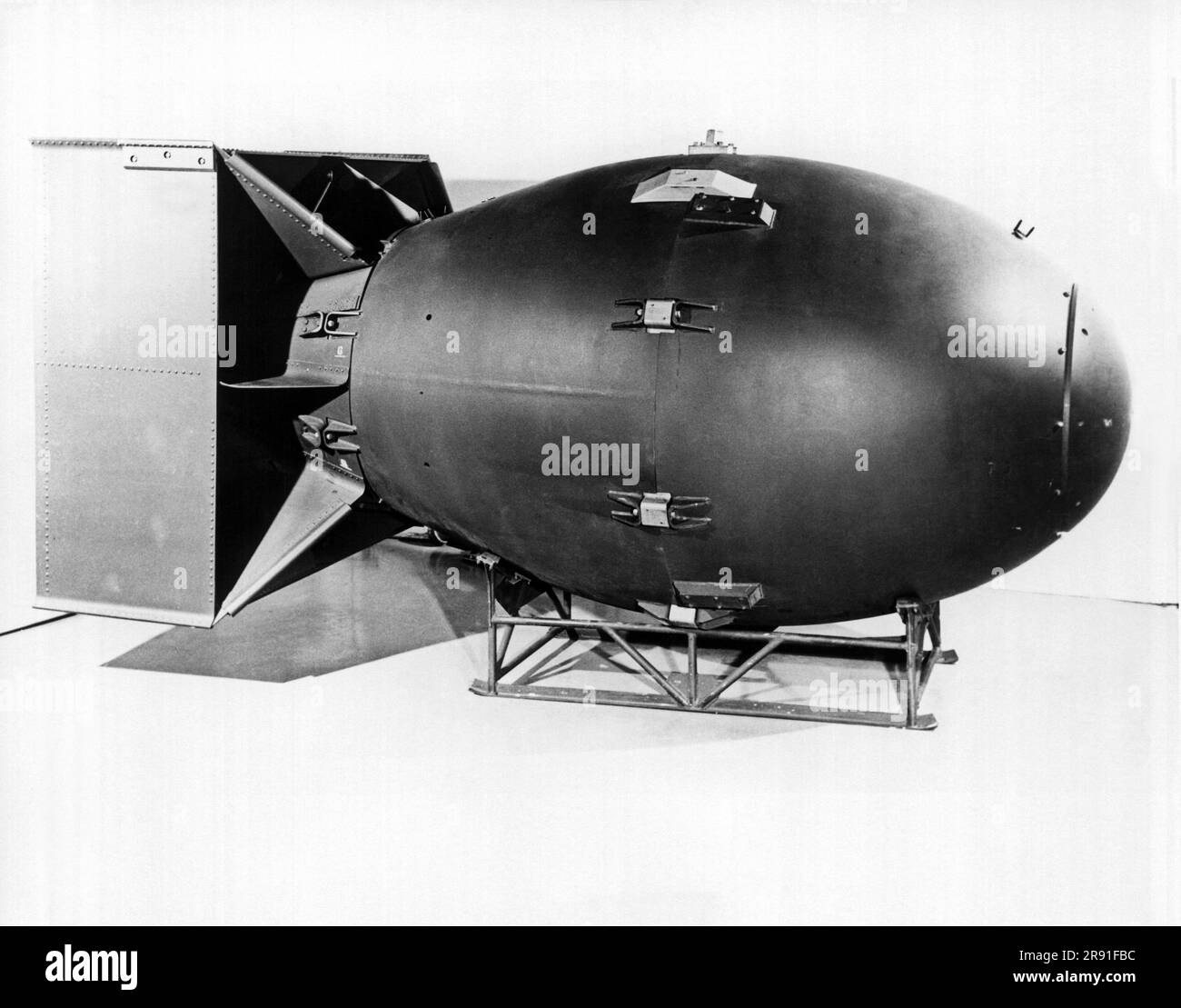 Los Alamos, New Mexico, 1946 The "Fat Man" type of nuclear weapon that ...
