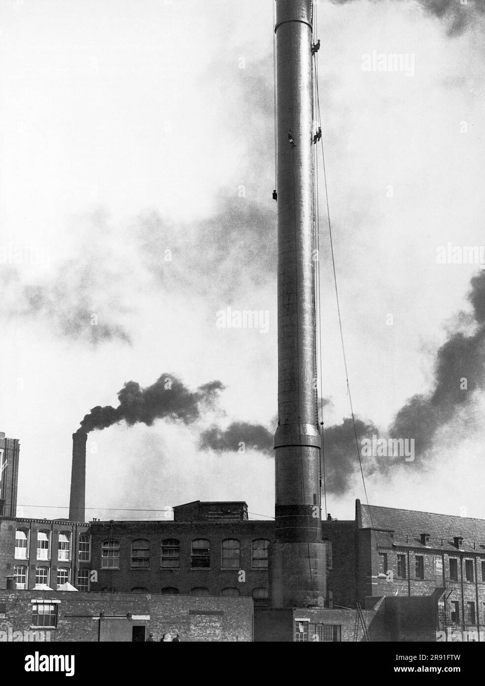 Belfast, Ireland: c. 1923 Steeplejacks painting the Greeves' Mill ...