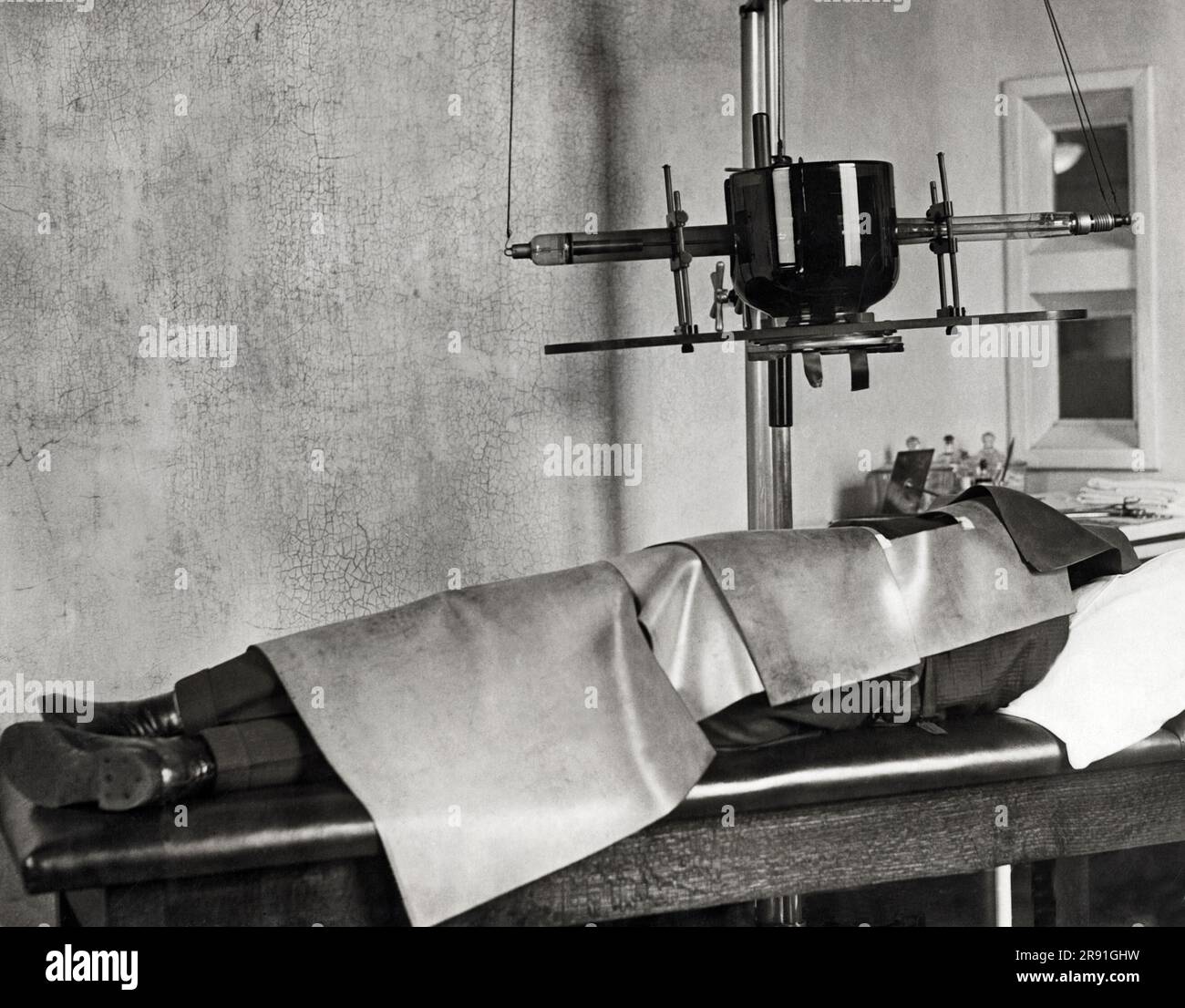 Historical x ray machine hi-res stock photography and images - Alamy