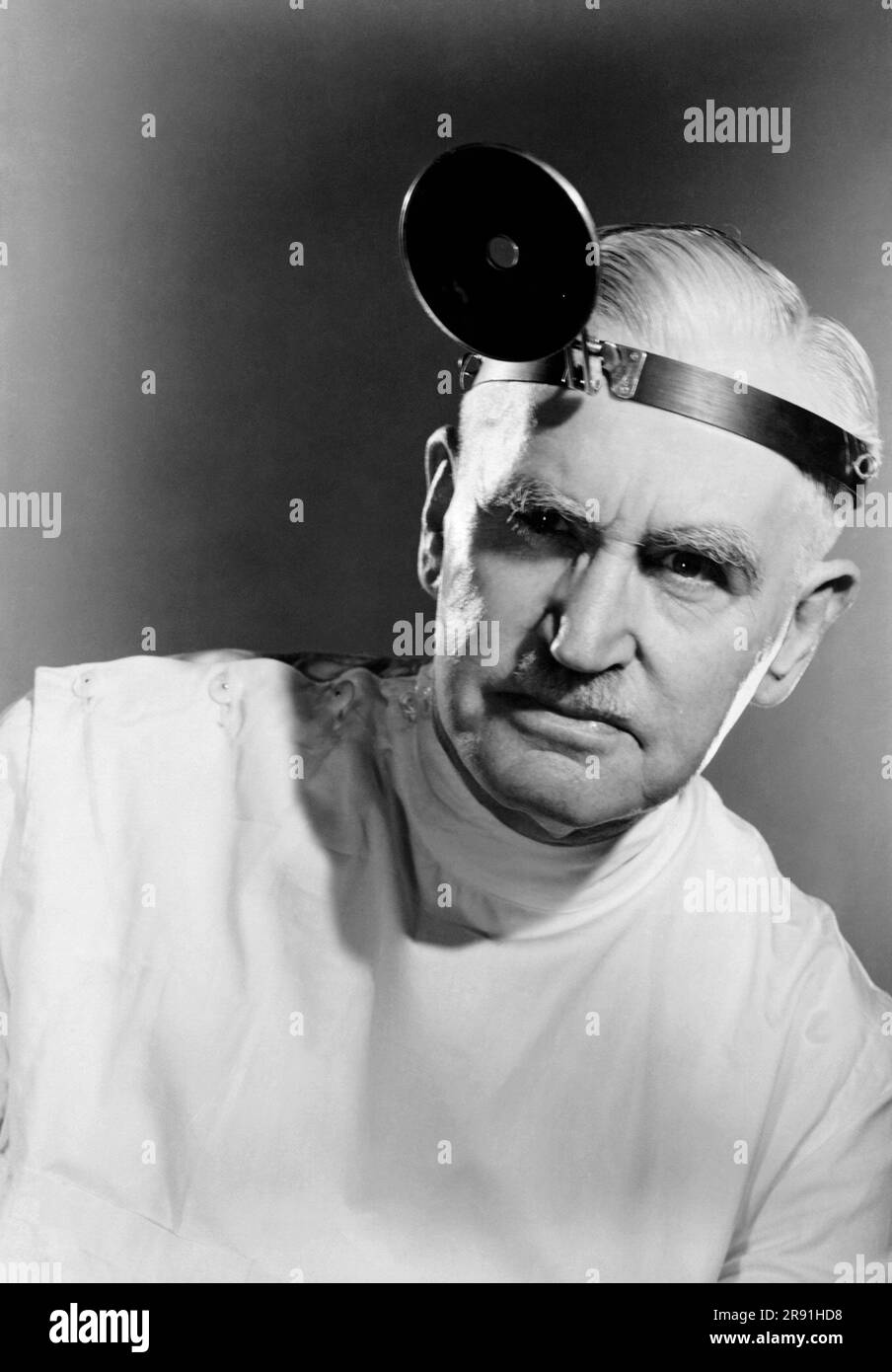 1940s male doctor head mirror hi-res stock photography and images - Alamy