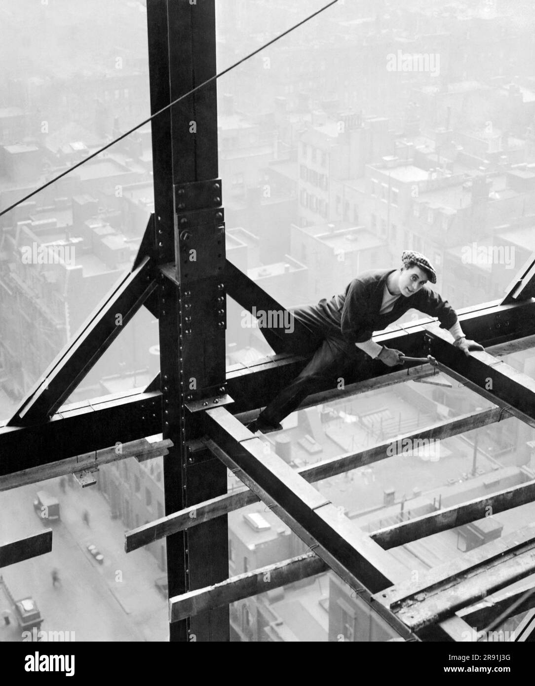 New York, New York: 1917. A man working on a girder on a sky scraper in ...