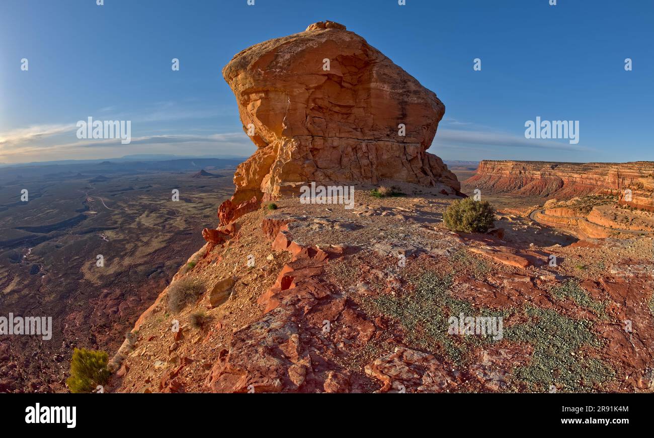 Moki Rock along the Moki Dugway that is part of Highway 261 in Utah ...