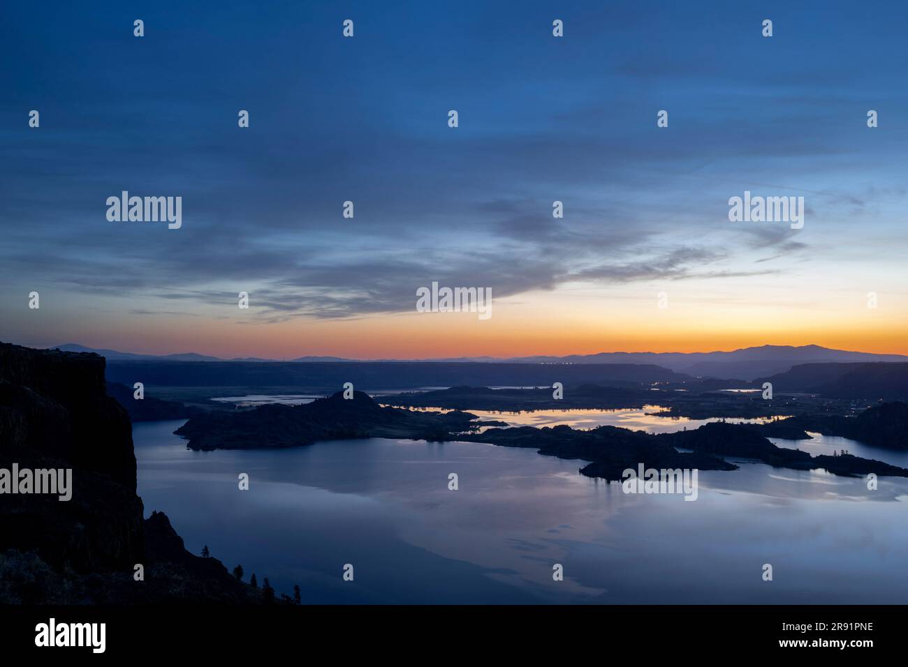 WA24412-00.....WASHINGTON - Cloud over Banks Lake at sunrise from the ...