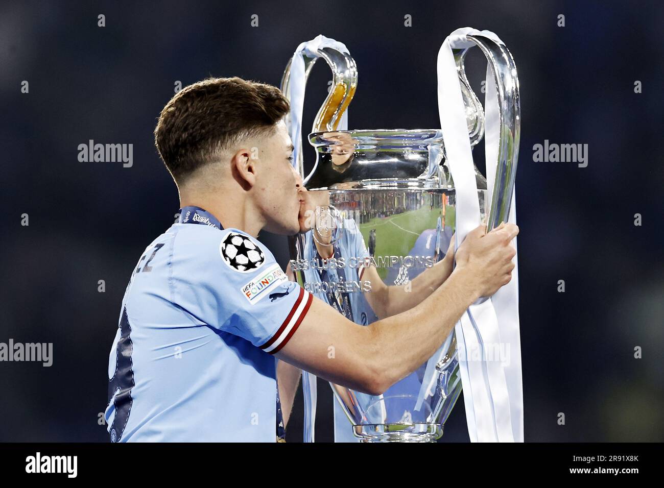 ISTANBUL - Julian Alvarez of Manchester City FC kisses the UEFA ...