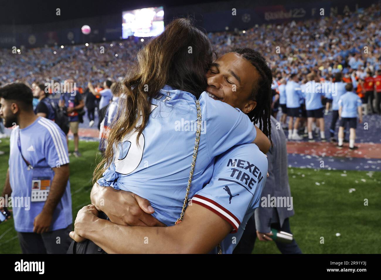 ISTANBUL - (LR) Nathan Ake of Manchester City FC, Kaylee Ramman during ...