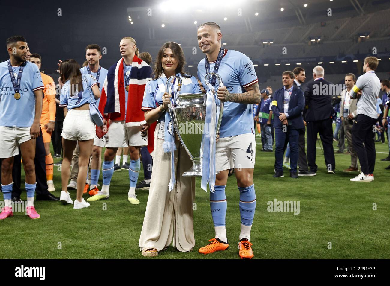 ISTANBUL - (LR) Ashleigh Behan, Kalvin Phillips of Manchester City FC ...