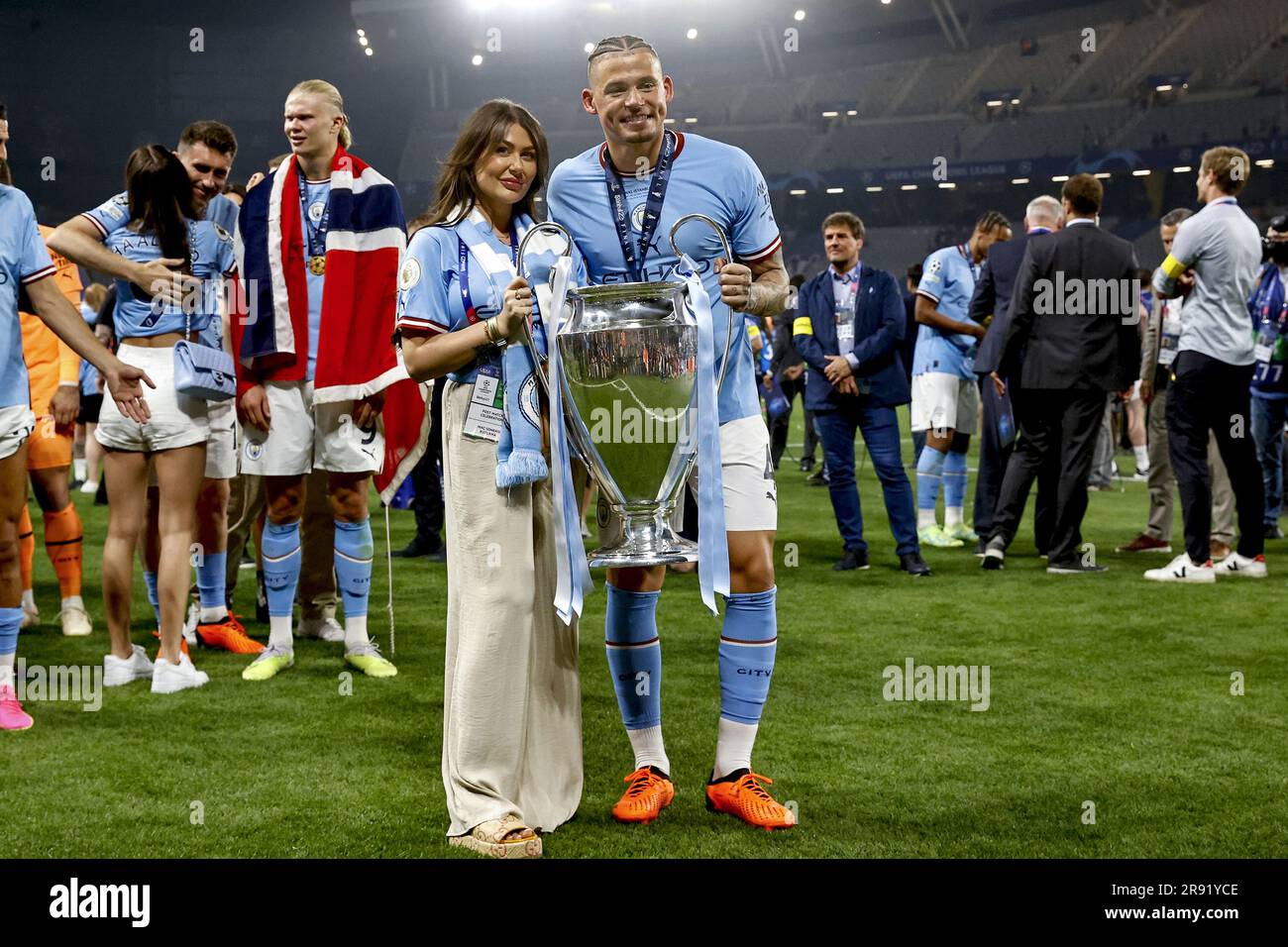 ISTANBUL - (LR) Ashleigh Behan, Kalvin Phillips of Manchester City FC ...