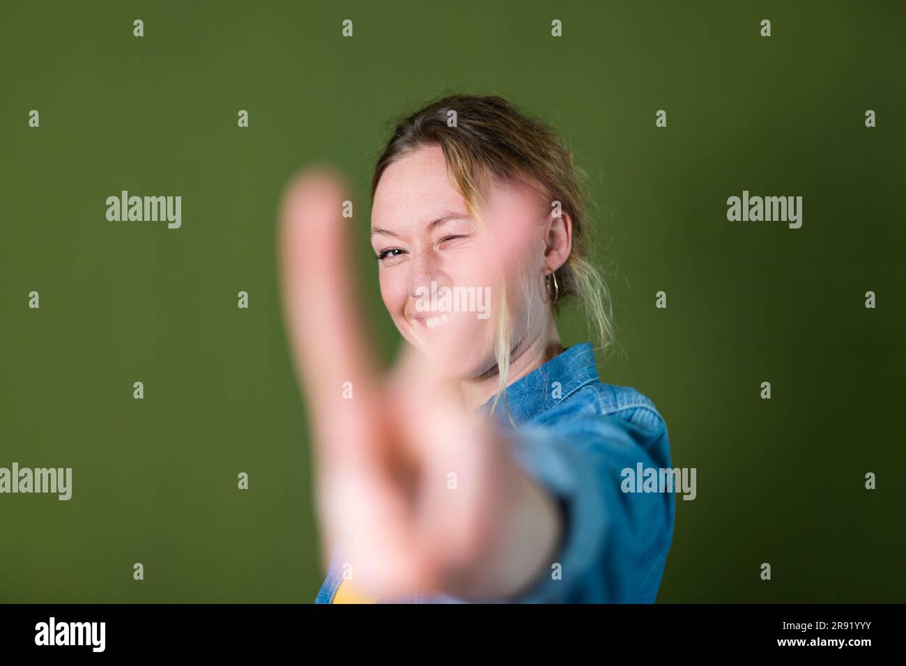 Peace sign on green hi-res stock photography and images - Alamy
