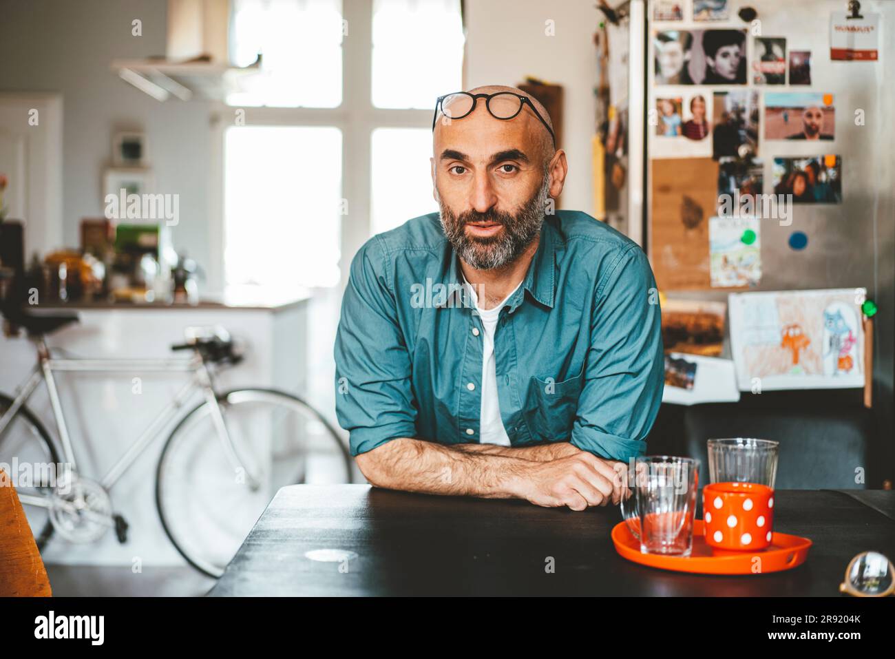 Man leaning on table hi-res stock photography and images - Alamy