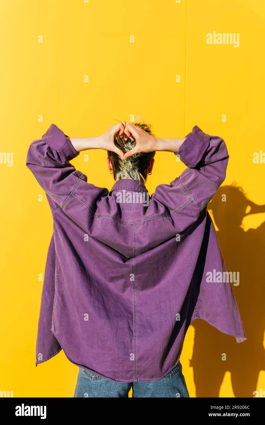 Head rear view facing hi-res stock photography and images - Alamy