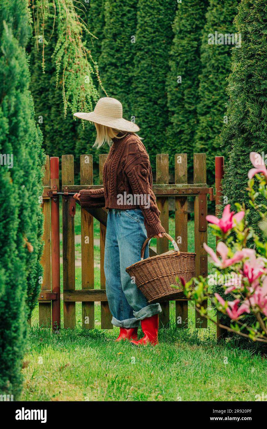 Closing gate hi-res stock photography and images - Alamy