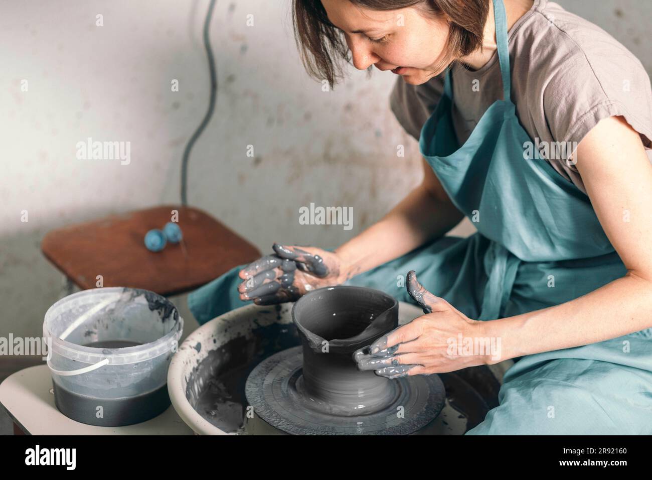 Woman artist wearing apron hi-res stock photography and images - Alamy