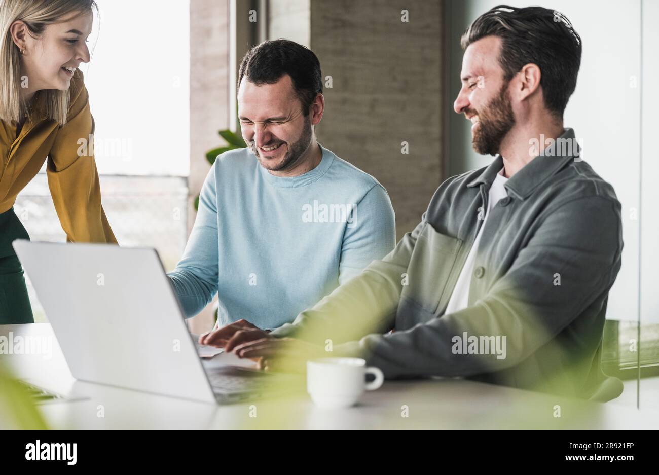 Business colleagues laughing hi-res stock photography and images - Alamy