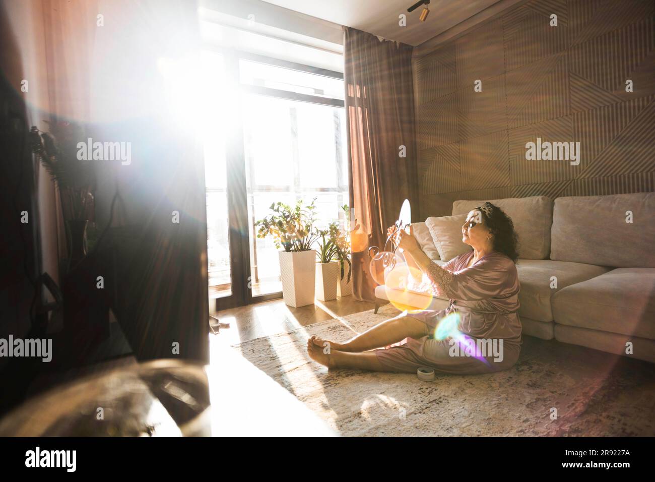 Lens flare woman mirror hi-res stock photography and images - Alamy