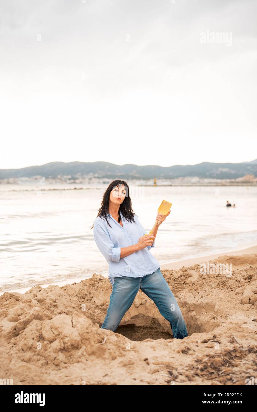 People digging in the sand hi-res stock photography and images - Alamy