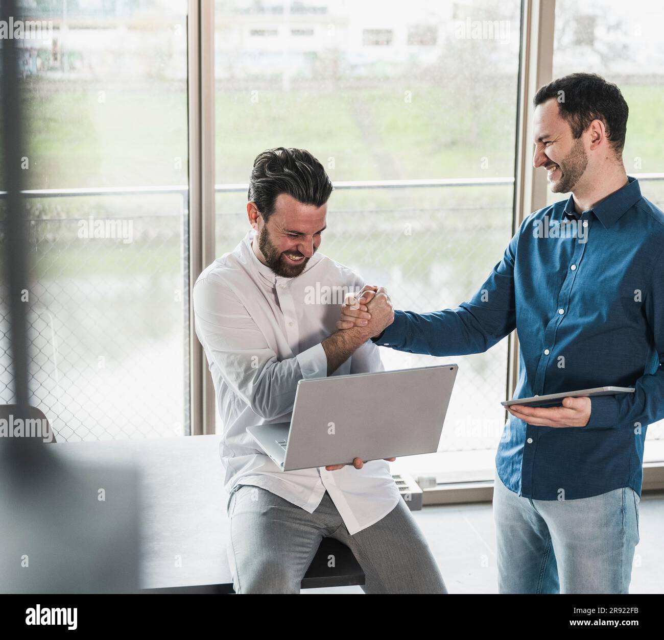 Colleagues laughing office hi-res stock photography and images - Alamy