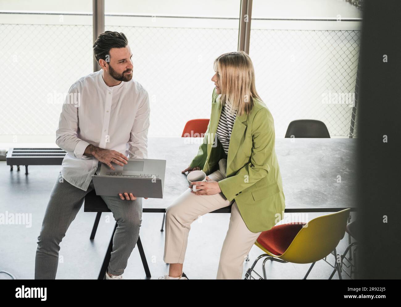 Coworker table hi-res stock photography and images - Alamy