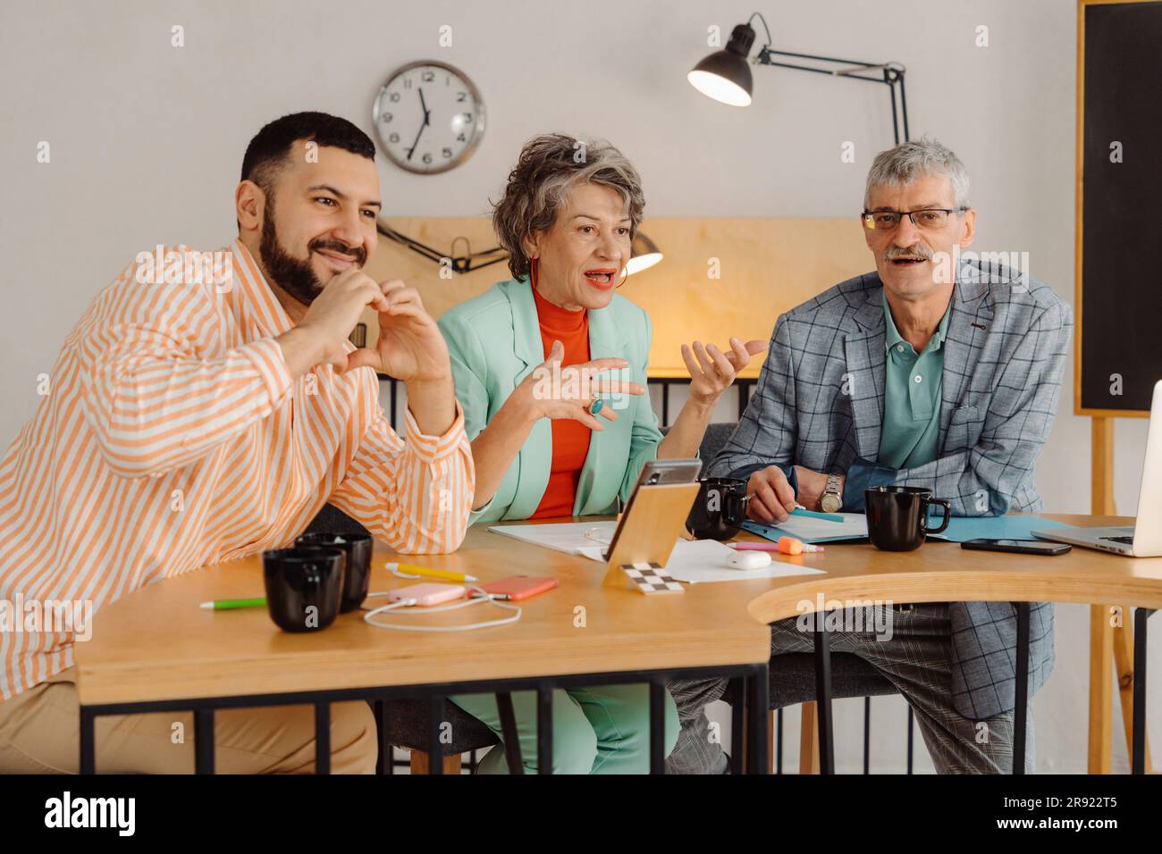 People talking with hand gesture hi-res stock photography and images ...