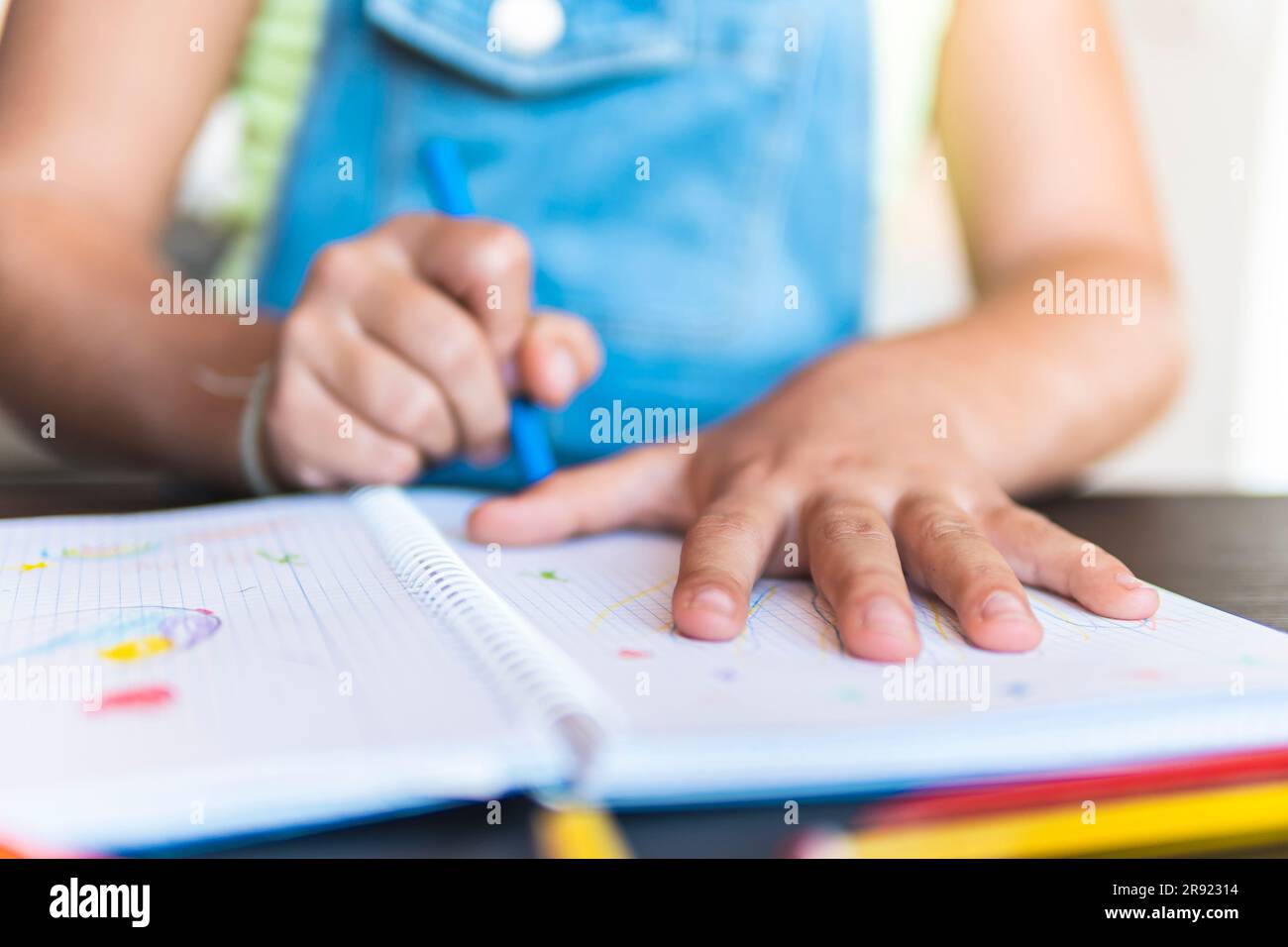 Drawing hand hi-res stock photography and images - Alamy