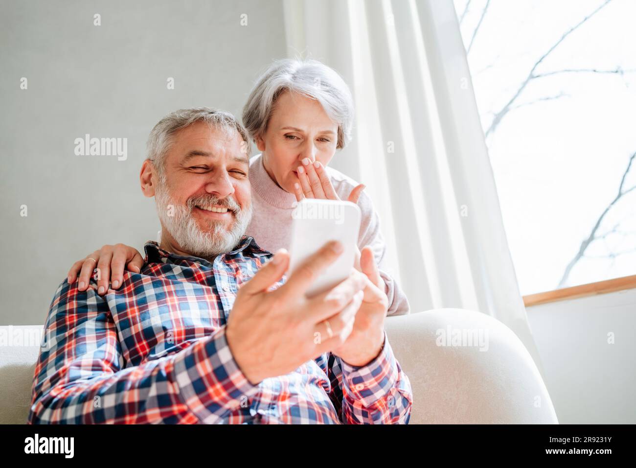 Adult couple calling mobile hi-res stock photography and images - Alamy