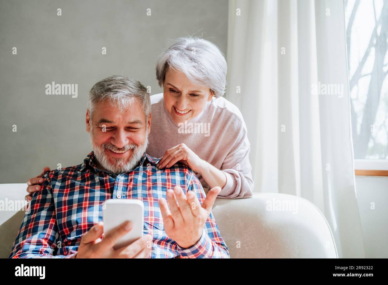 Sitting couple leaning talking hi-res stock photography and images - Alamy