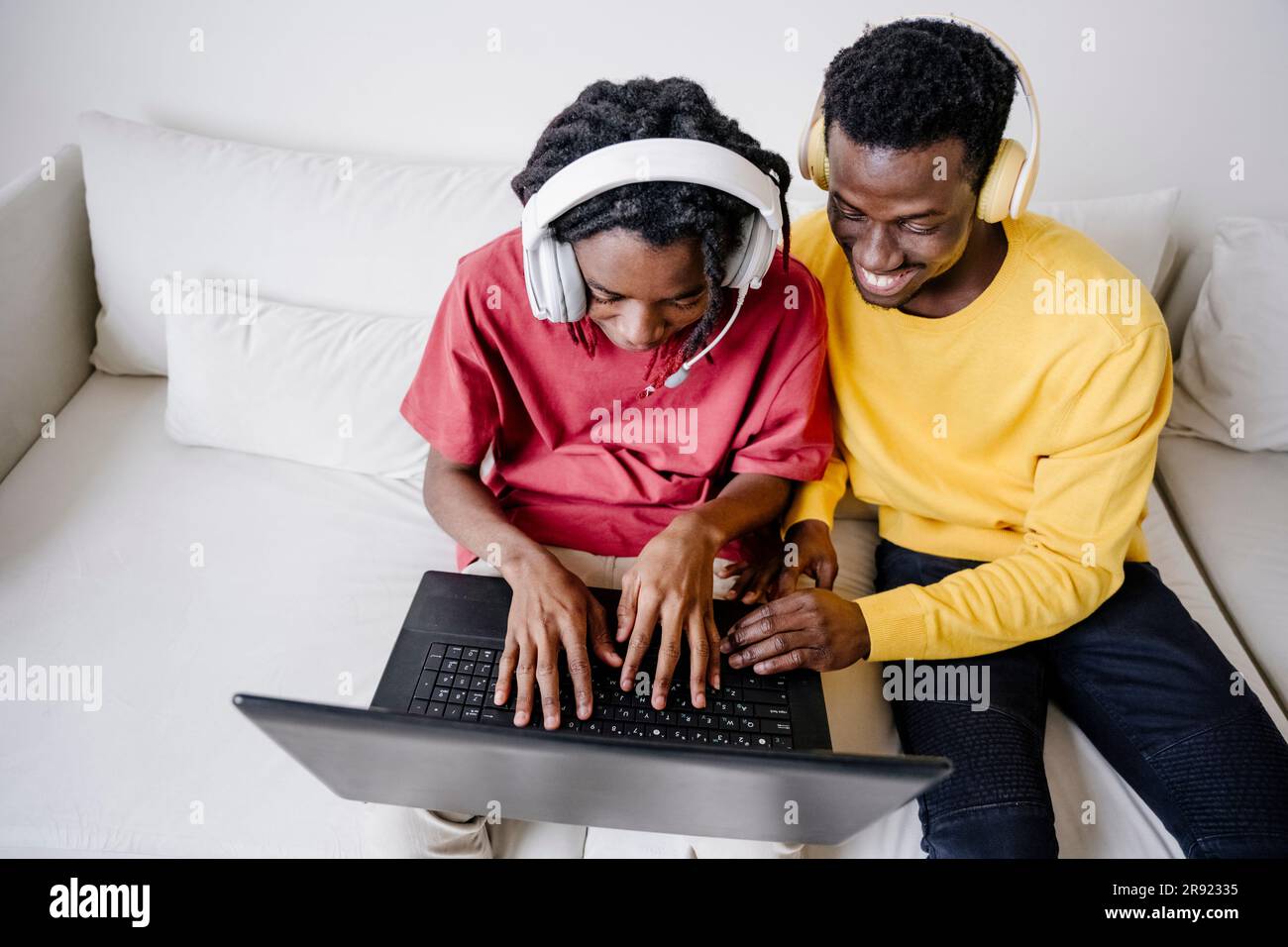 Smiling young friends sharing hi-res stock photography and images - Alamy