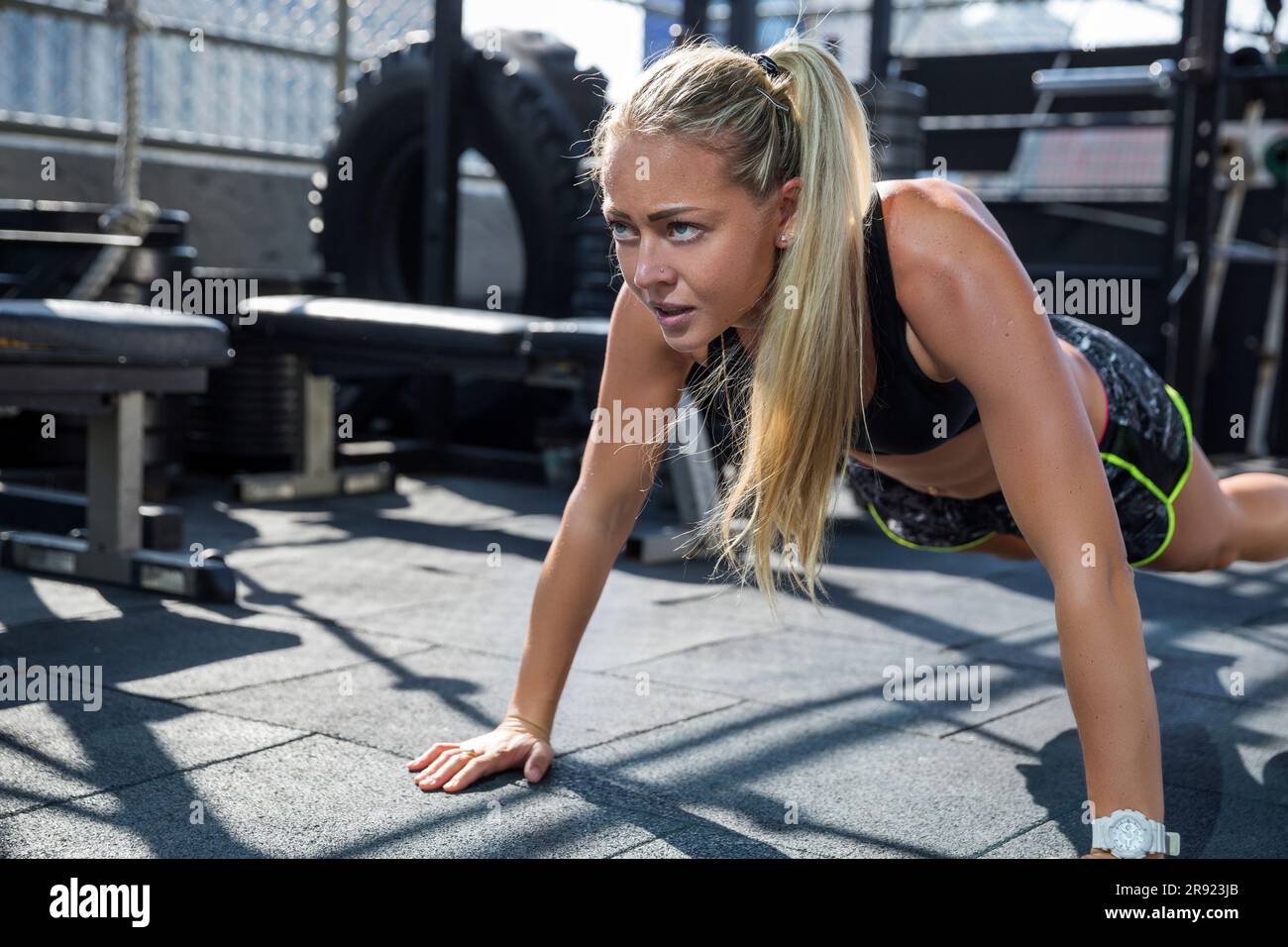 Woman doing push-up exercise at rooftop gym Stock Photo - Alamy