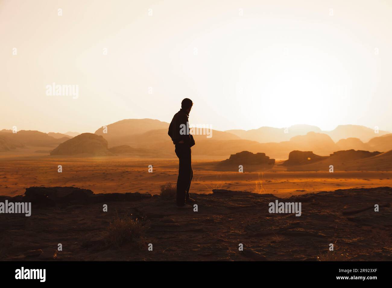 Man standing in desert hi-res stock photography and images - Alamy
